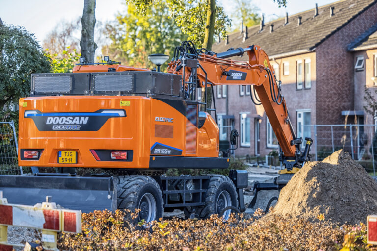 ECE electric Doosan DX165W and DX300LC - E-Mobility Engineering